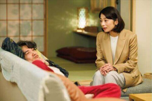 【コタツがない家】ネタバレ・あらすじを最終回まで全話｜万里江（小池栄子）がみんなに元気と笑顔を届ける！ | dorama9